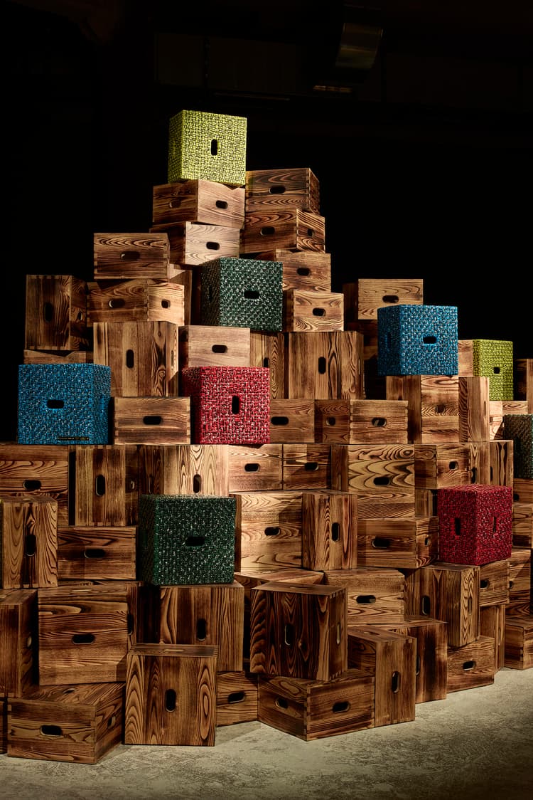 〈ボッテガ・ヴェネタ〉の世界に舞い降りたル・コルビュジエ《LC14 タブレ》がミラノ・デザインウィークに登場。 | カーサ ブルータス ...