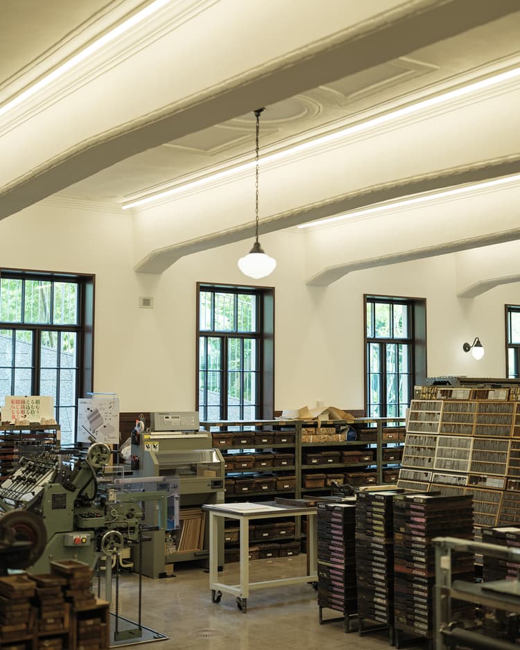 【東京・市ヶ谷】活版印刷の歴史を学ぶ施設と三島由紀夫の記憶が残る建造物へ。｜甲斐みのりの建築半日散歩 | カーサ ブルータス Casa BRUTUS