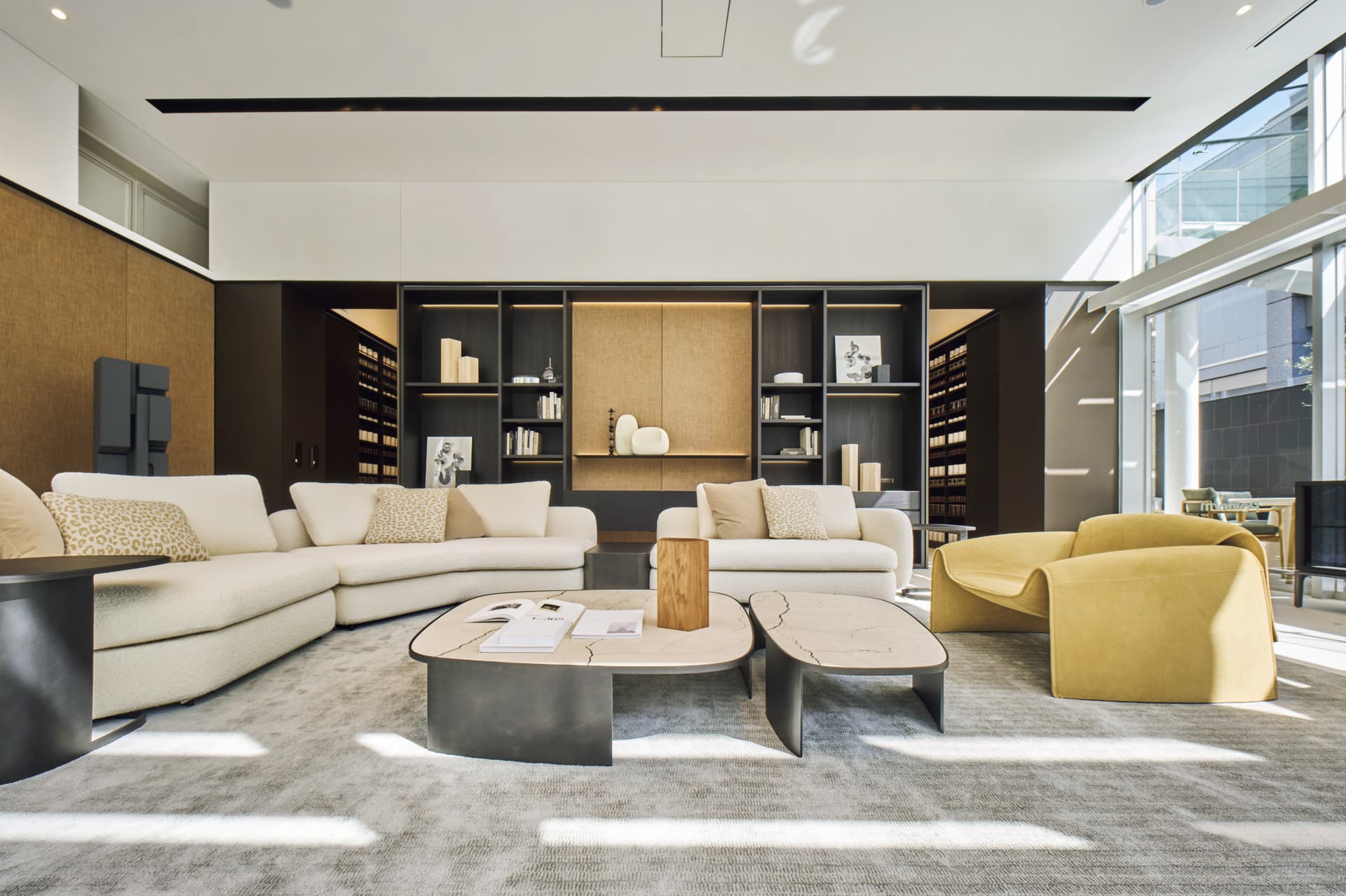 卓越した伊家具ブランド〈Poliform〉日本初の旗艦店は、南青山に現れた邸宅のような体験型ショールーム。 | カーサ ブルータス Casa BRUTUS