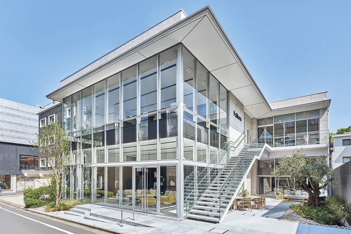 卓越した伊家具ブランド〈Poliform〉日本初の旗艦店は、南青山に現れた邸宅のような体験型ショールーム。 | カーサ ブルータス Casa BRUTUS