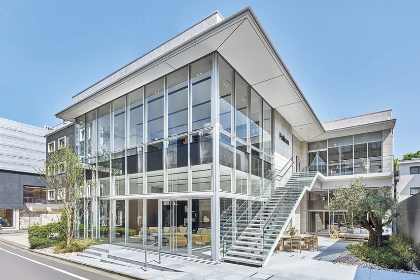 卓越した伊家具ブランド〈Poliform〉日本初の旗艦店は、南青山に現れた邸宅のような体験型ショールーム。 | カーサ ブルータス Casa BRUTUS