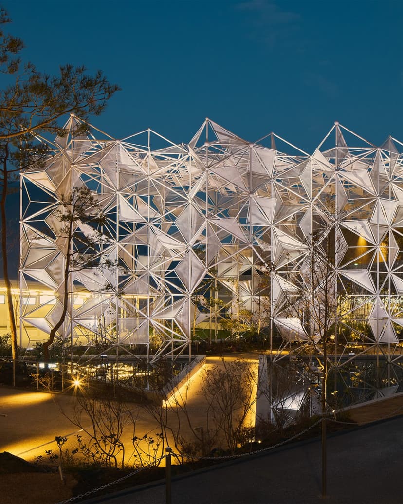 瀬戸内海と曲線美が美しく溶け合う、SANAA設計の新アリーナ。 | カーサ ブルータス Casa BRUTUS